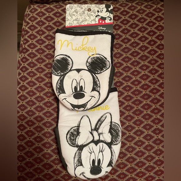 Disney | Kitchen | Nwt Mickey And Minnie Mouse Disney Oven Mitts | Poshmark